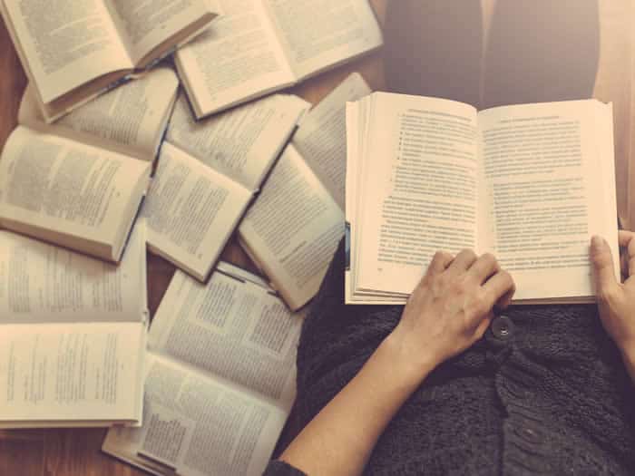 12 libros de autoayuda, uno para cada mes del año